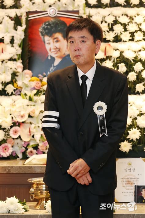 포토 슬픔에 잠긴 이영곤