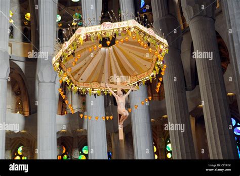 Altar Baldachin Und Kreuz In Der Apsis Der Basílica Y Templo Expiatorio