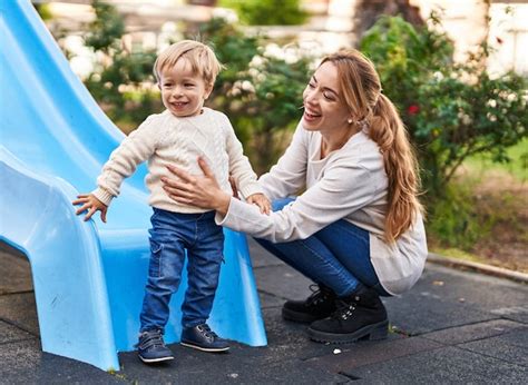 Madre E Hijo Jugando En El Tobogán En El Parque Foto Premium