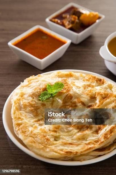 Roti Parata Atau Roti Canai With Lamb Curry Sauce Sarapan Populer Di