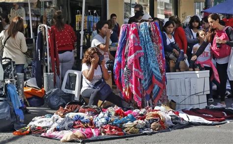 San Salvador reiteraron que está prohibida la venta de ropa usada en la calle y que se realizan