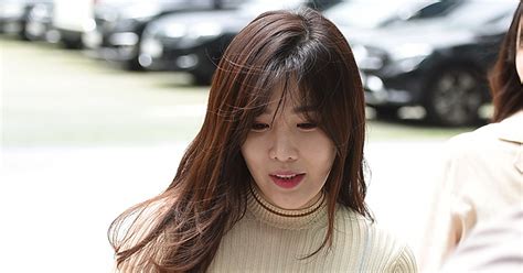 다비치 이해리 밀착된 상의에 돋보이는 시스루 컬투쇼 출근길 포토엔hd