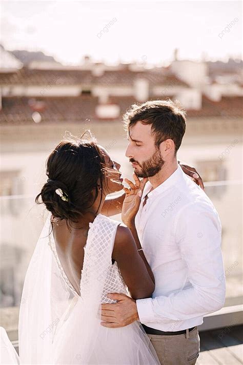 フィレンツェの屋上で異人種間の結婚式のカップルの日没の抱擁 写真背景 無料ダウンロードのための画像 Pngtree
