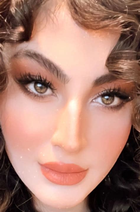 مریم مومن بالاخره حلقه ی نامزدیه سفارشیشو که از سوئیس اومده رو کرد فرنچ عقدیشم زد