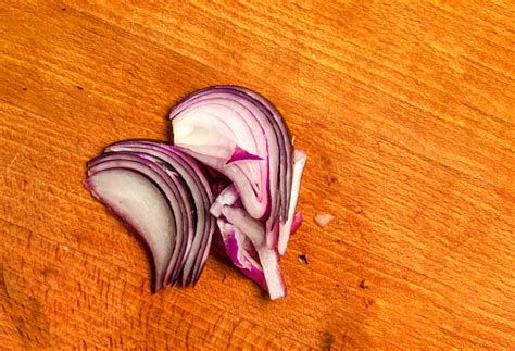 보라색 양파는 나무 판에 얇게 썬다 육즙이 많은 양파 조각의 상위 뷰입니다 건강한 생활방식에 대한 스톡 사진 및 기타 이미지