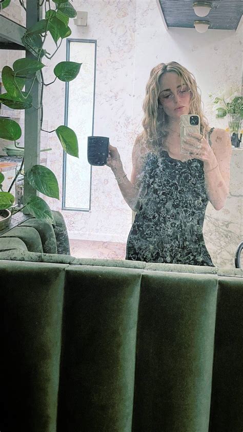 Caity Lotz Scrolller