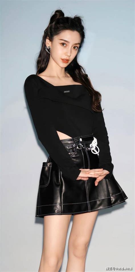 杨颖够自信，拍写真还 露腰”，更显高级了 搜狐大视野 搜狐新闻