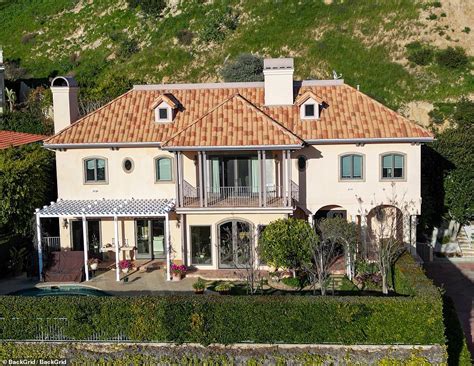 Pictured Stunning Beverly Hills Home Where 60s Sex Siren Raquel Welch