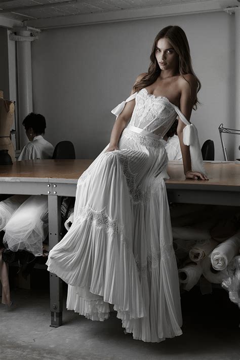 עונת החתונות בפתח אלה שמלות הכלה היפות של 2024 Fashion Forward אופנה