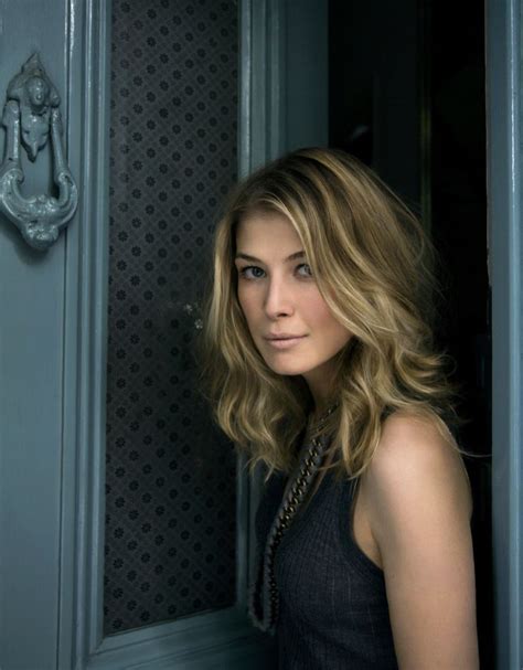 Rosamund Pike By Derrick Santini Rosamund Pike Beauty Beautiful Face