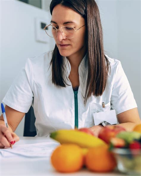 Essential Nutritionist Qualifications For Your 2025 Career