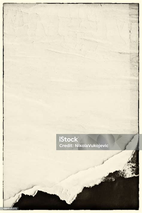 빈 갈색 오래 된 종이 구겨진 주름 잡은 찢어진 찢어진된 포스터 그런 지 질감 배경 배경 현수막 잘려지거나 찢어진 종이에 대한 스톡 사진 및 기타 이미지 Istock