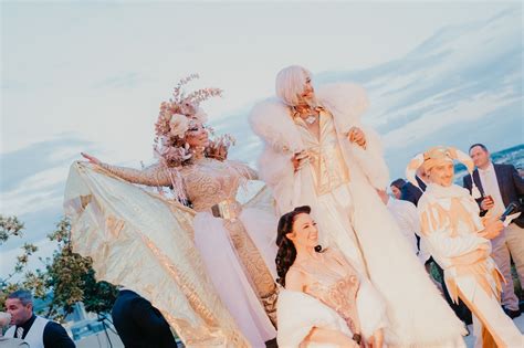 Royalement Vôtre Elle Est La Superbe Elle Vous Attend La Salle