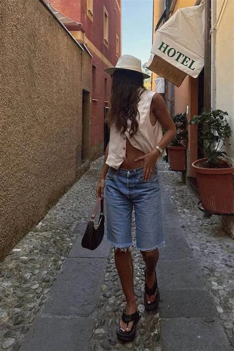 40 Cool Jorts Outfit Ideas For Women To Nail This Long Denim Shorts