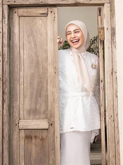 8 Gaya Sintya Marisca Jadi Model Busana Muslim Tampil Kompak Dengan