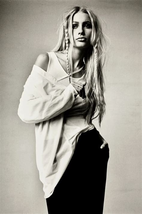 Kirsty Hume In Ann Demeulemeester [irving Penn Vogue April 1997