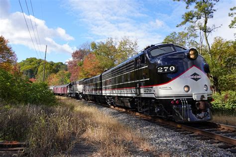 Reading And Northerns A B Set Of Emd F Units Lean Into The Curve