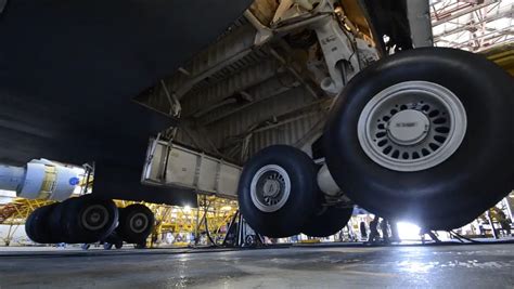 Video Shows How Enormous C 5 Galaxys 28 Wheel Landing Gear System