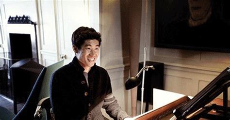 박지성 런던 일상 축구 대신 그녀생각에 웃음만눈길