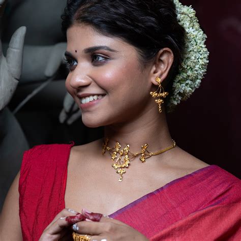 Sushni Phool Necklace Set