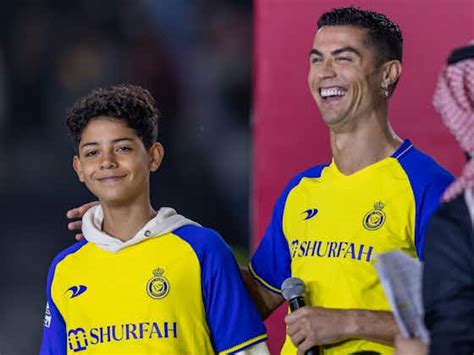 📸 Like Father Like Son Cr7 Shows Off His Muscles With His Lad Onefootball
