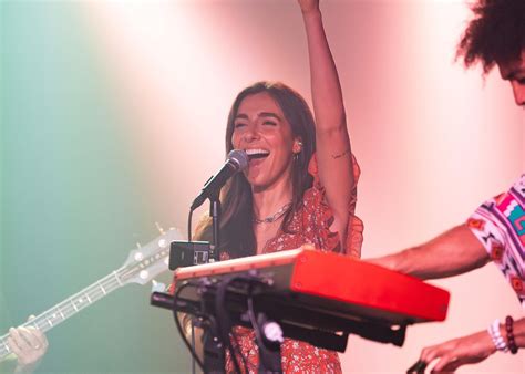 Voyez Rafaëlle Roy Séclater Sur Scène En Europe Avec Jonathan Roy