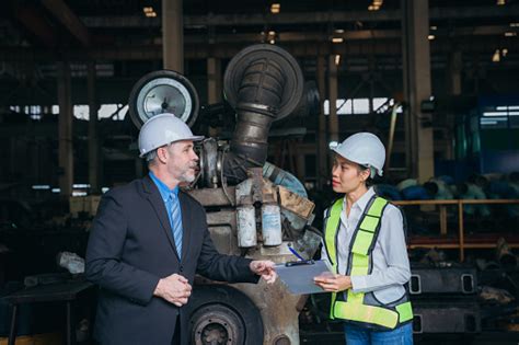 전문 엔지니어가 근무하며 오작동하는 열차 차고에서 기계를 논의 검사 및 유지 관리합니다 2명에 대한 스톡 사진 및 기타 이미지 2명 개발 건설 산업 Istock