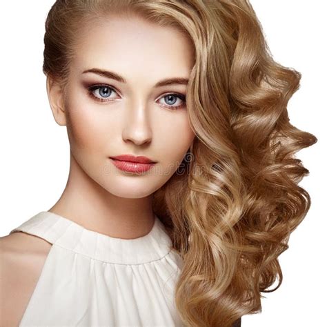 Retrato De Moda De Joven Hermosa Mujer Con Elegante Peinado Foto De