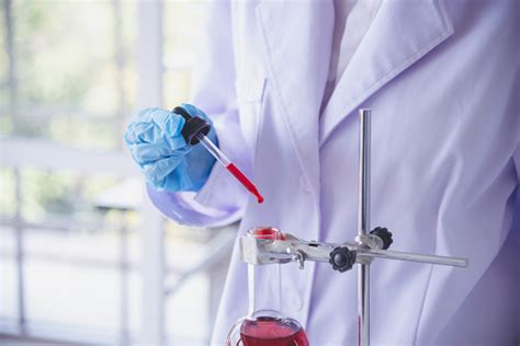 화학 테스트 유리관 테스트 과학 실험실을 들고 과학자 여자가 닫힙니다 유리관 혈액 샘플에 빨간 방울을 들고 있는 작물 실험실 기술자 과학자 여성 작업 테스트 의료 화학