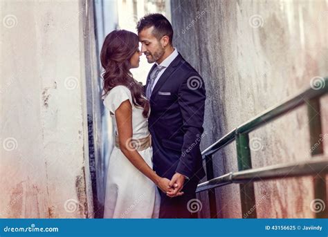 Echtpaar Enkel Op Stedelijke Achtergrond Stock Afbeelding Image Of Romaans Schoonheid 43156625