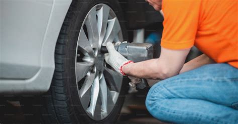 정비사 자동차 서비스 차고 센터 정비를 위해 일하는 수리공 노동자 차량 작업장에서 자동차 수리 자동차 운송 서비스 작업 개념 사진 Unsplash의 산업 이미지