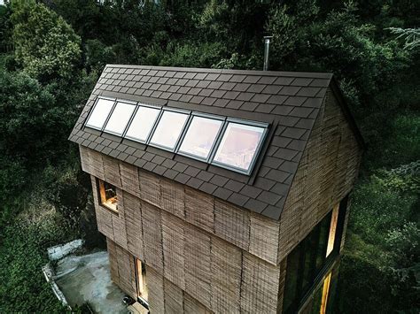 Lesena Gradnja Pletena Fasada Iz Vrbovih šib In Aluminijasta Streha