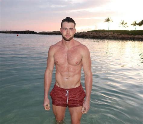 Videos Y Fotos De Harry Jowsey Modelo Con Of Que Estuvo Con Shakira