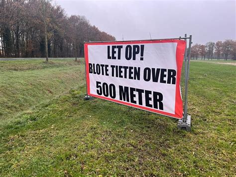 Blote Vrouwen Langs N332 In Laren Maken Tongen Los ‘wat Is Hier