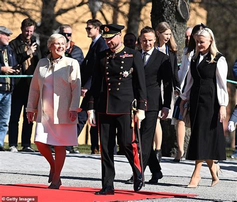 King And Queen Of Norway Welcome President Of Iceland For Gala Dinner