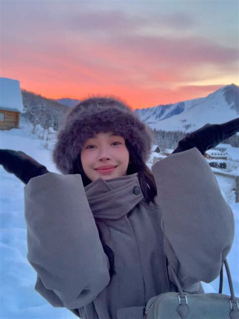 网友拍到胡彦斌易梦玲海边拥吻、自拍，二人相差16岁，双方暂未公开回应 恋情”话题 半岛网