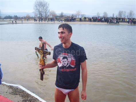 Vučić Prvi Doplivao Do Časnog Krsta Jugmedia