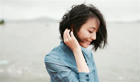 佟丽娅素颜现身，面无血色双腿奇瘦，粉丝很难受