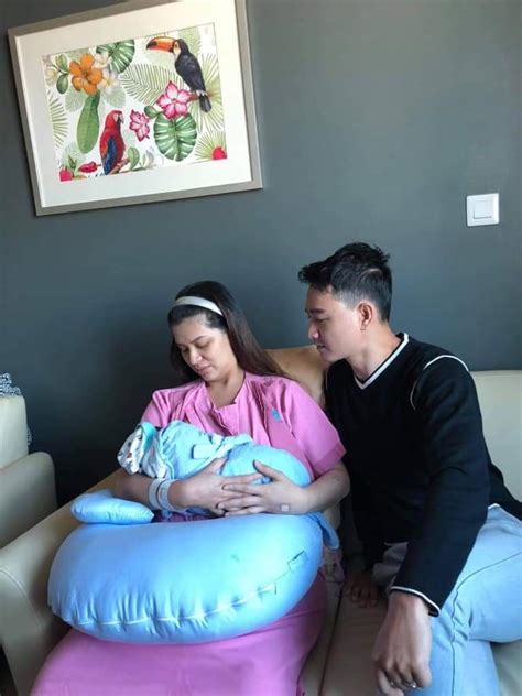 ရင်ခွင်ထဲပိုက်ထားပြီး အိပ်ပျော်သွားတဲ့အထိ သားလေးကိုအရိပ်တကြည့်ကြည့်နဲ့ ချစ်မဝဖြစ်နေတဲ့ စိုးရန