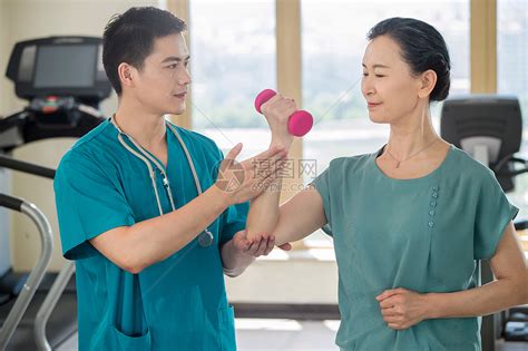 医生协助病人康复锻炼高清图片下载 正版图片 摄图网