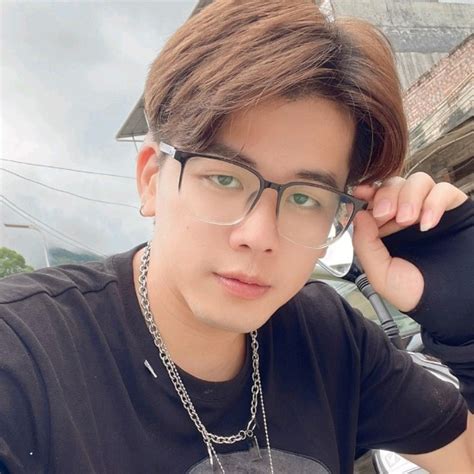 4月8日，河南，兩個值日生女孩抬著一桶水吃力行走，小男生看到后提起水桶就跑。老師： 那一刻，他是最帥的！” 靓仔池「池希驾到