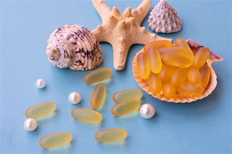 파란색 배경에 조개 껍질의 절반에 오메가 3 천연 생선 기름의 의료 캡슐 불가사리류에 대한 스톡 사진 및 기타 이미지 불가사리류 약 0명 Istock