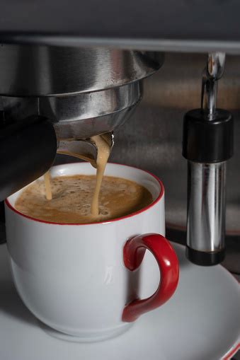 파리 프랑스 08 11 2022 커피와 커피 컵을 만드는 에스프레소 커피 메이커의 세부 사항 강철에 대한 스톡 사진 및 기타