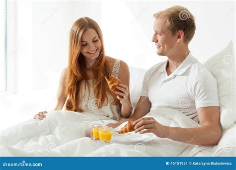 Junge Paare Im Bett Stockbild Bild Von Geliebte Nahrung 46151951