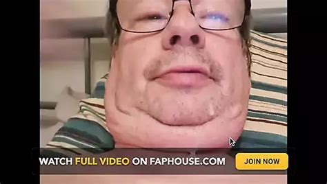 爷爷爸爸在他的脸和衬衫上开了很多枪 Xhamster