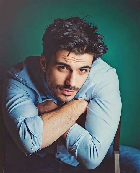 صور شباب اجانب صورة شاب تركيhd Male Portrait Poses Photography Poses For Men Portrait