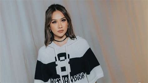 Nyaris Melorot Bcl Ganti Kostum Di Atas Panggung Dancer Laki Laki