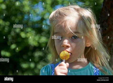 Child Sucking Lolly Stockfotos und -bilder Kaufen - Alamy