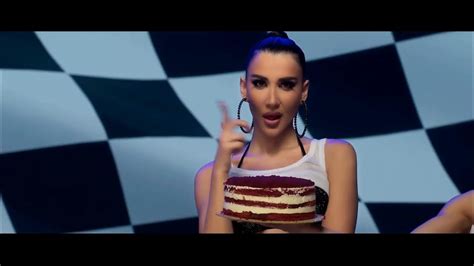 Доника облизва пръсти Youtube