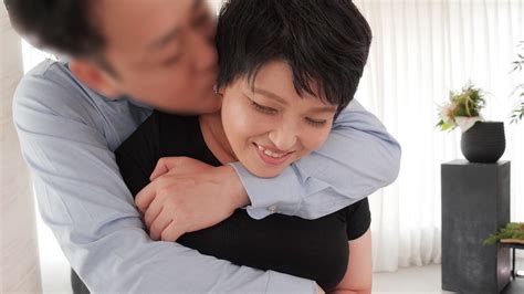 男性経験ご主人のみ！人生を変えたくて出演 超ウブ垂れ巨乳奥様 アダルト動画 ソクミル